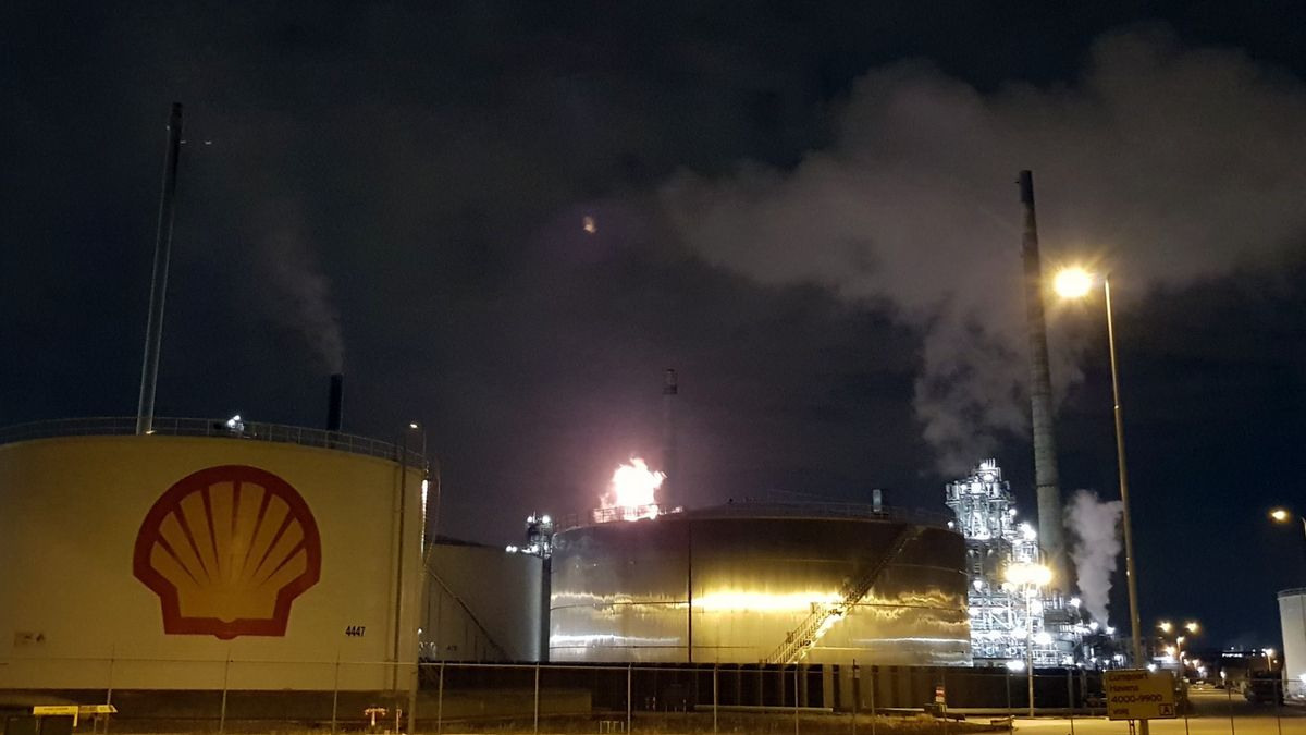 Stof van Shell Pernis dwarrelt neer in omgeving - Rijnmond