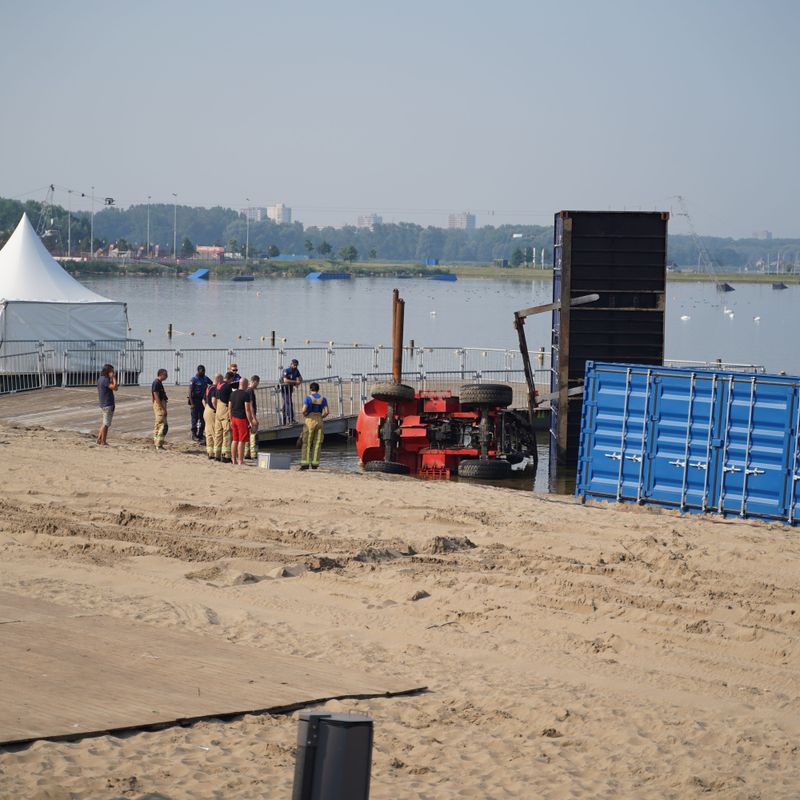 Heftruck tuimelt om op Strand Nesselande - Rijnmond