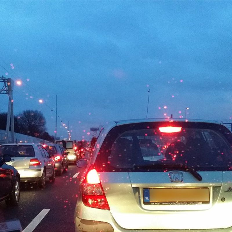 Lange files op A12 in beide richtingen - Omroep West