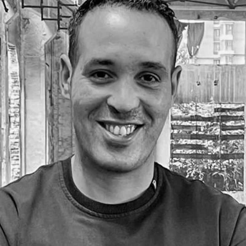 Karim helpt jongeren die afglijden richting criminaliteit: 'Meld het ...