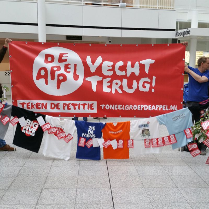 Bedreigde Toneelgroep De Appel veilt kostuums - Omroep West