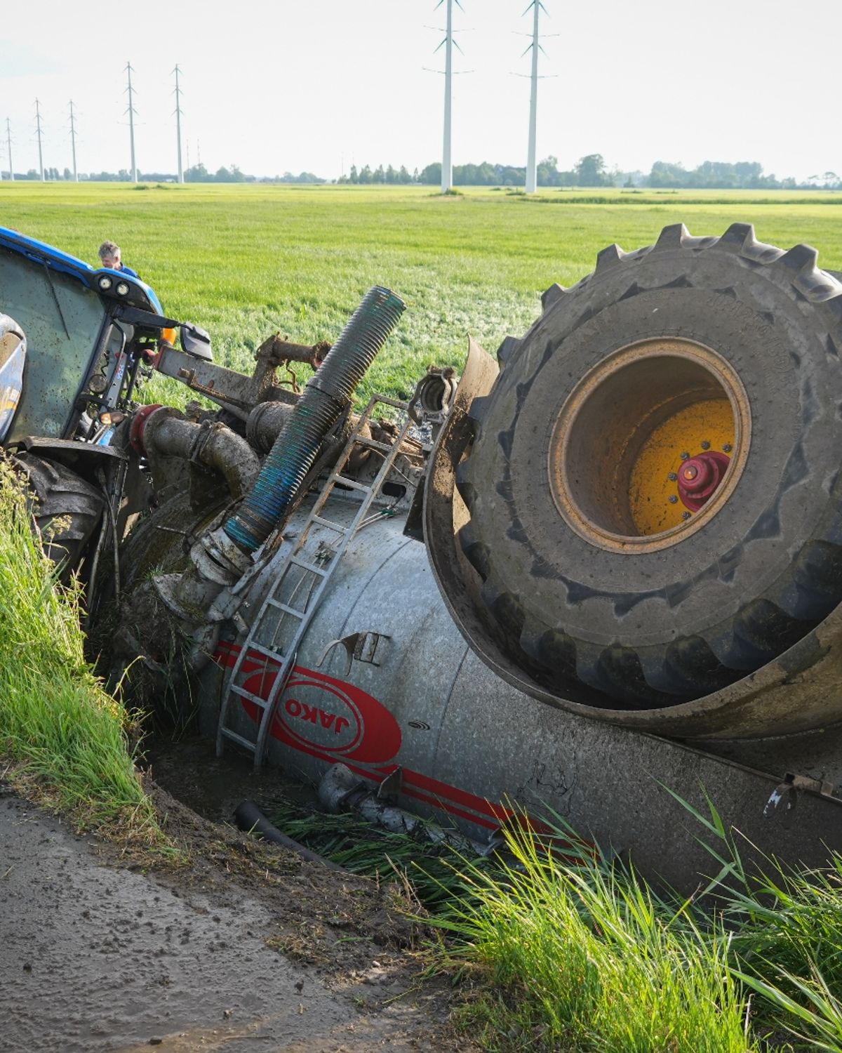 112-nieuws: Trekker met giertank belandt in sloot bij Den Ham - RTV Noord