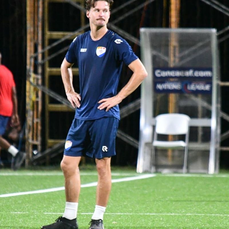 Felix vertrok voor zijn werk naar Bonaire, maar voetbalde binnen ...