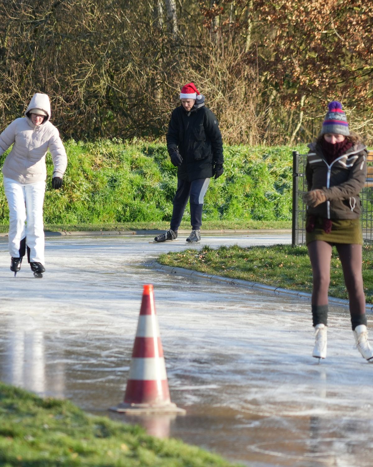 Schaatspret op Eerste Kerstdag in Drouwenerveen - RTV Drenthe