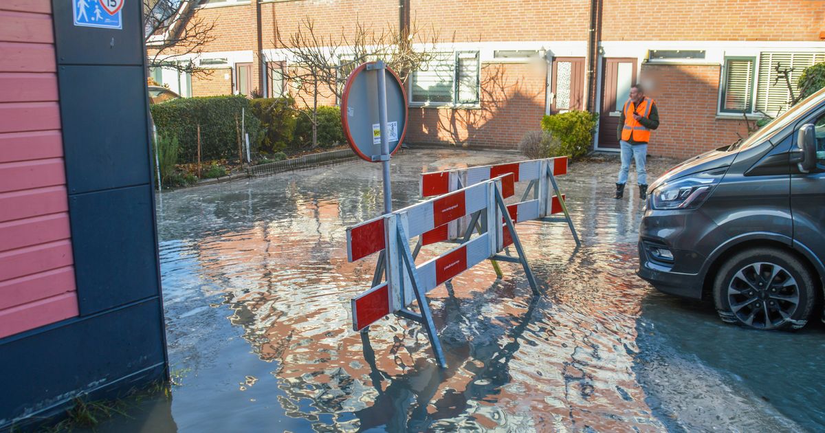 Meer dan veertig woningen zonder water na groot sinkhole - Rijnmond