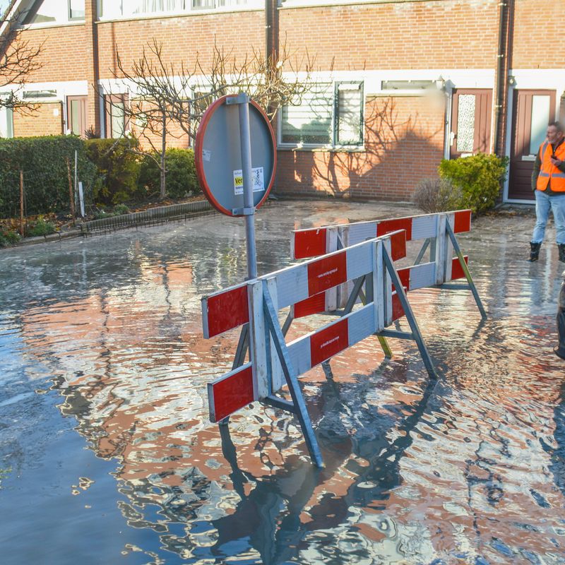 Meer dan veertig woningen zonder water na groot sinkhole - Rijnmond
