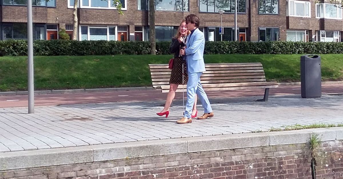 Waarom bewegen mensen met hun armen als ze lopen? - Rijnmond