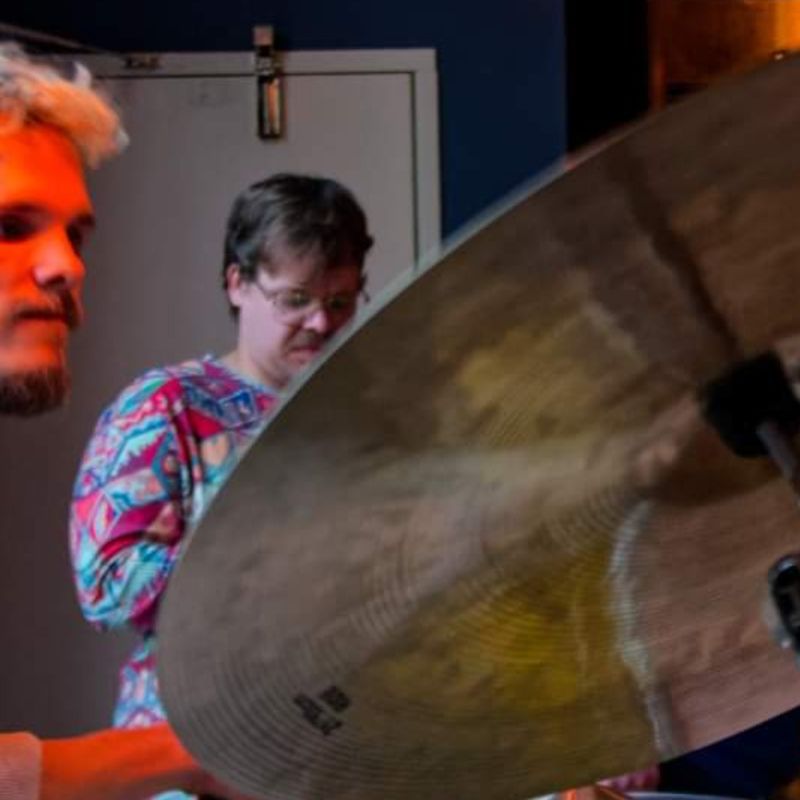 Dylan uit Roermond neemt voor even stokje over van Golden Earring-drummer - L1 Nieuws