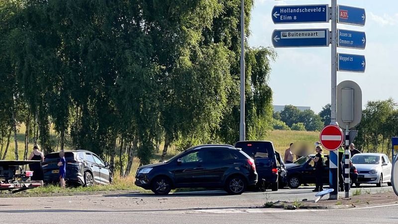 Botsing met meerdere voertuigen op kruispunt in Hoogeveen - RTV Drenthe