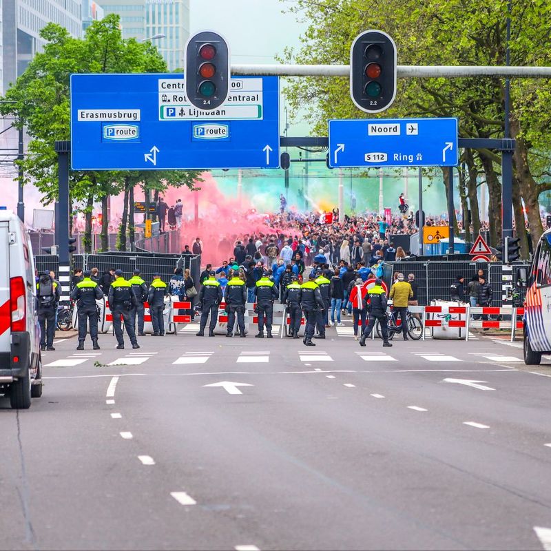 61 aanhoudingen rond huldiging, 2 agenten met gehoorschade door vuurwerk - Rijnmond