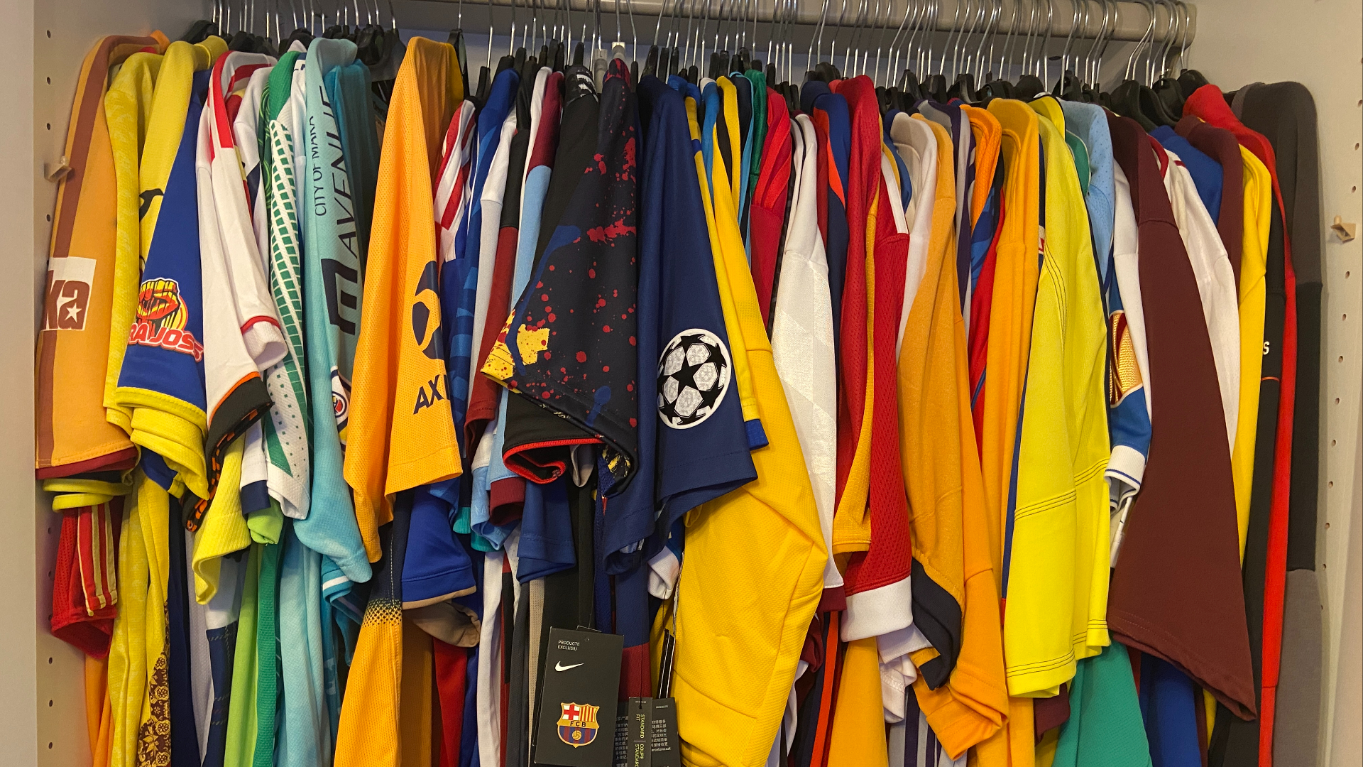 Rotterdamse Erna heeft honderden voetbalshirts: geen een van Feyenoord ...