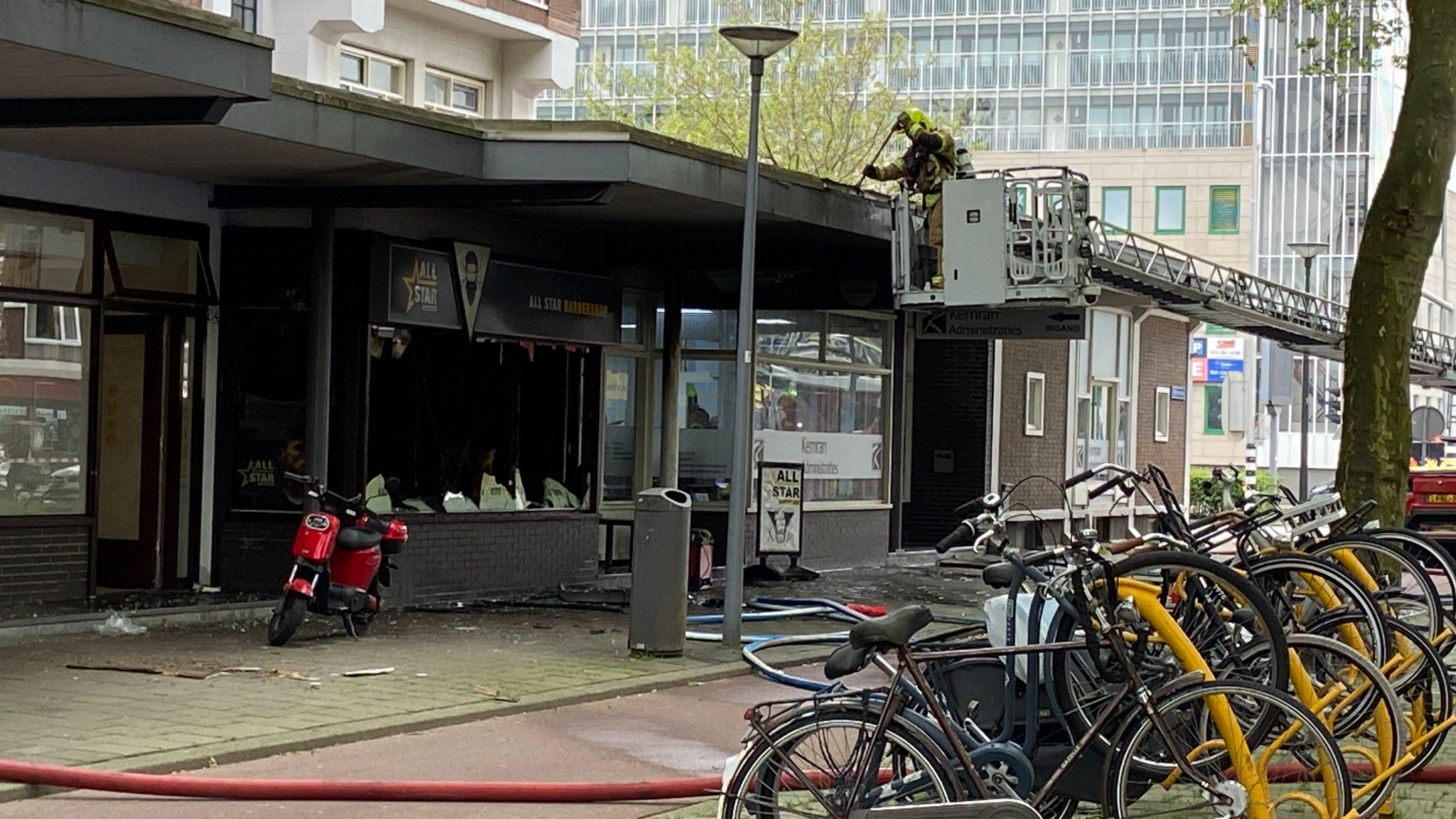 Grote brand in kapsalon: 'Kapper kon de brandende winkel niet uit, hij ...