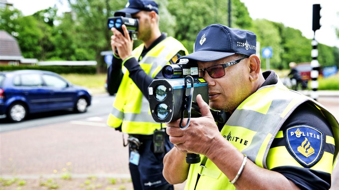 Ik zou maar op mijn snelheid letten; politie gaat maximaal flitsen - Oost Ik zou maar op mijn snelheid letten; politie gaat maximaal flitsen - Oost