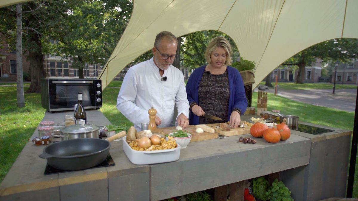 Chef-kok Jaap Braaksma maakt een risotto met paddenstoelen uit de oven ...