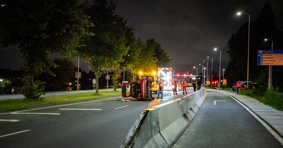 Auto op zijkant door botsing met tijdelijke vangrail - Rijnmond