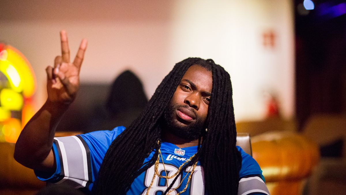 Rotterdamse rapper Jairzinho op straat om jongeren naar huis te sturen ...