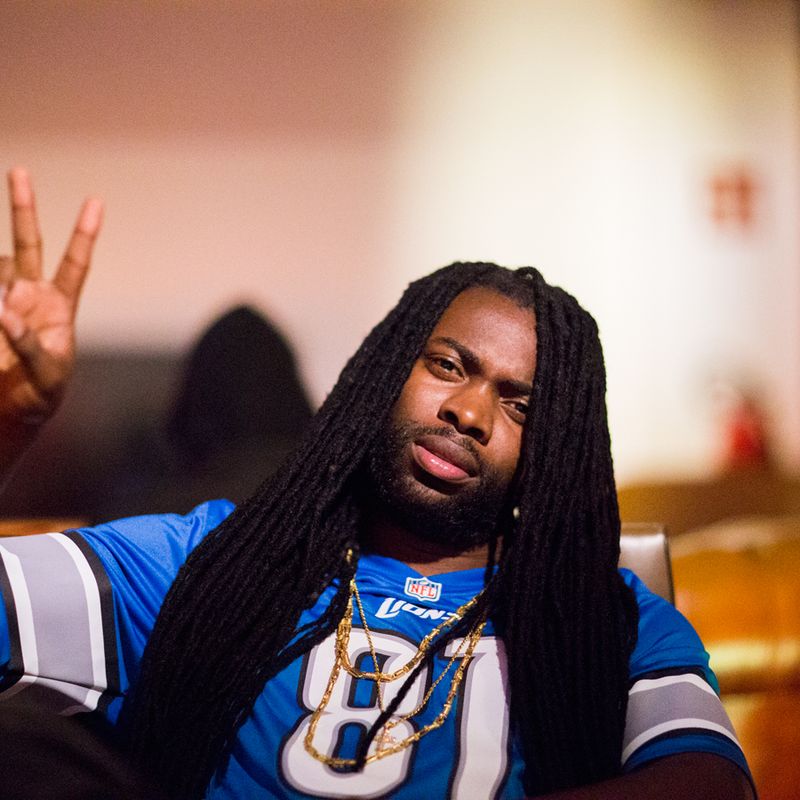 Rotterdamse rapper Jairzinho op straat om jongeren naar huis te sturen ...