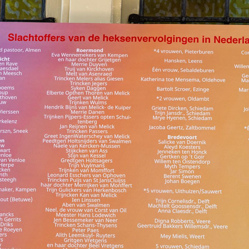 Witte bloemen gelegd in Maastricht en Roermond voor heksen - L1 Nieuws
