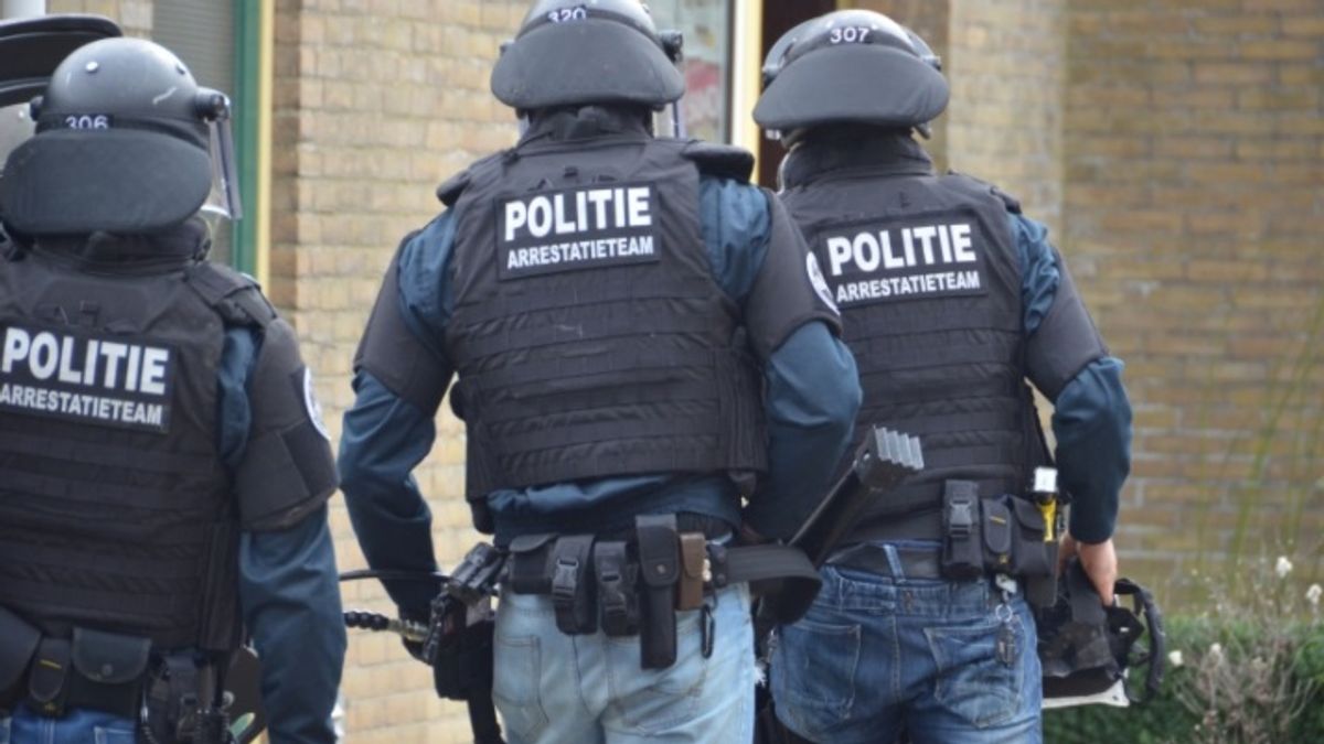 Arrestatieteam in actie na tips over drukbezochte woning: agenten ...