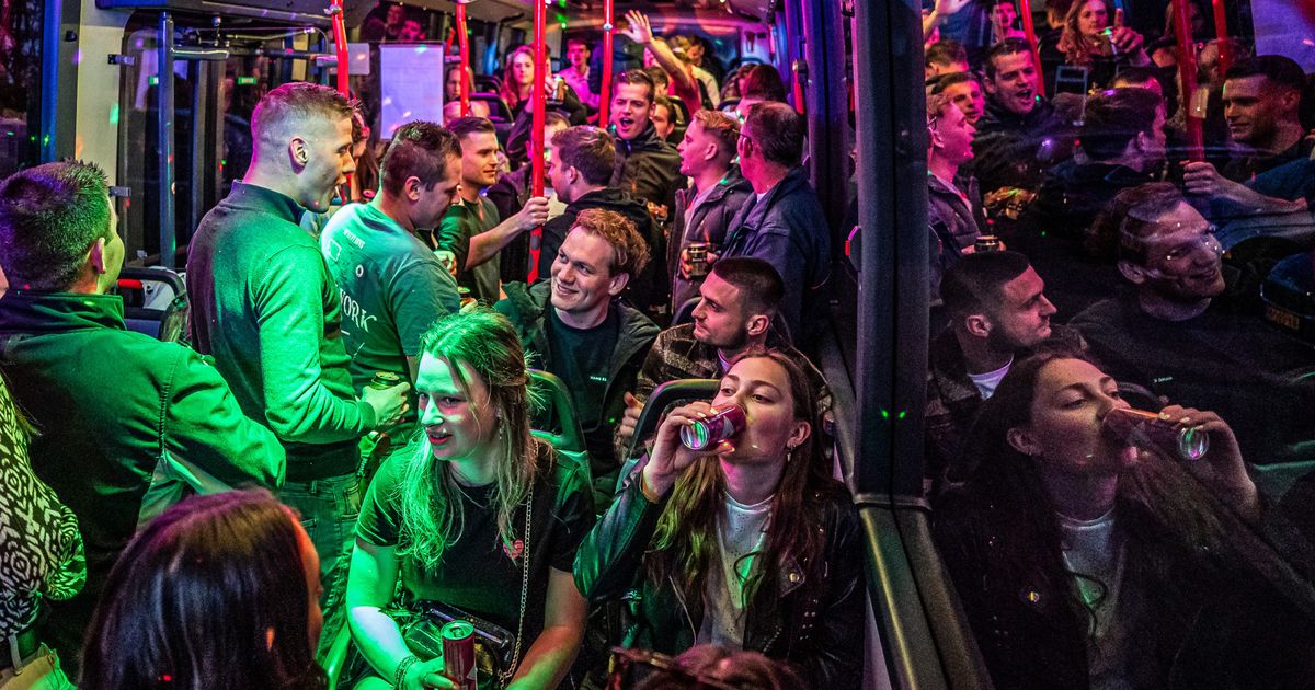 Gevaarlijke taferelen in partybussen: 'We vlogen door de bus als de ...