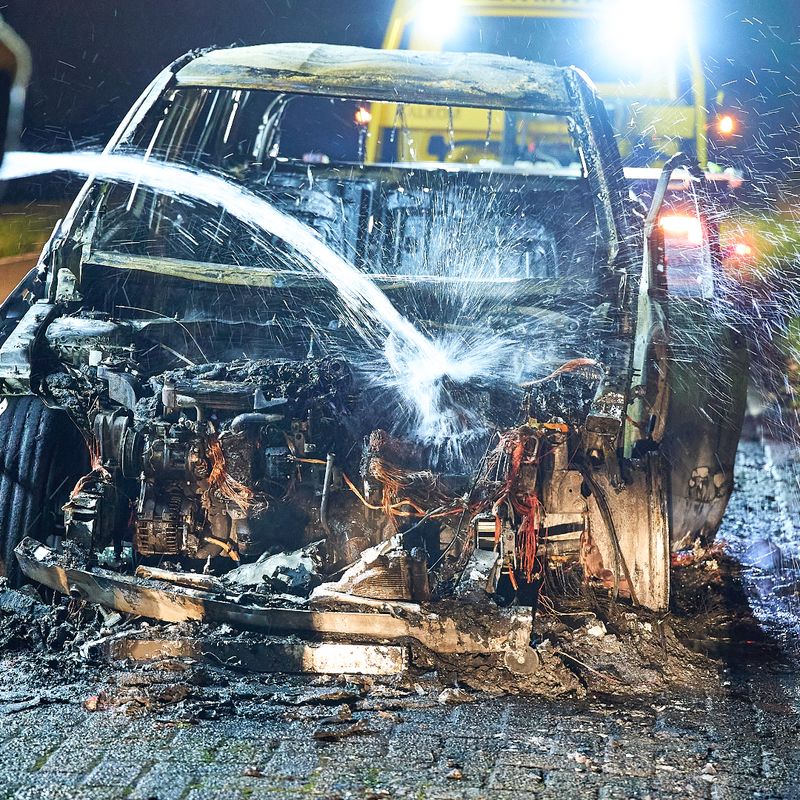 Auto vliegt in brand tijdens rijden - Rijnmond