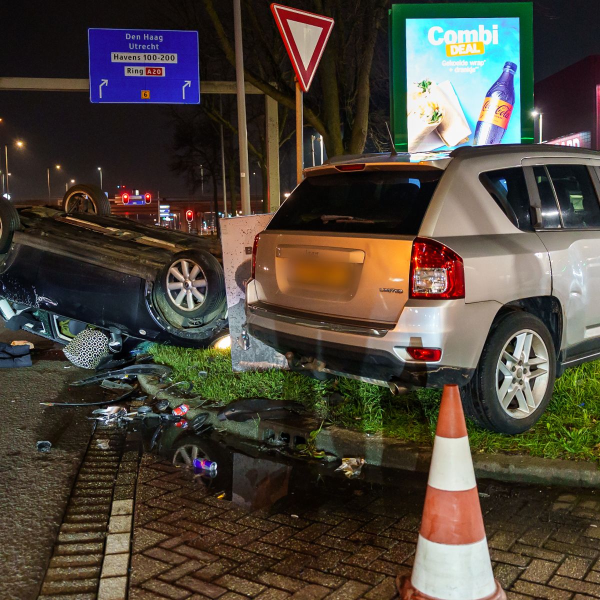 Auto over de kop bij botsing | Tientallen mensen geëvacueerd uit hostel ...