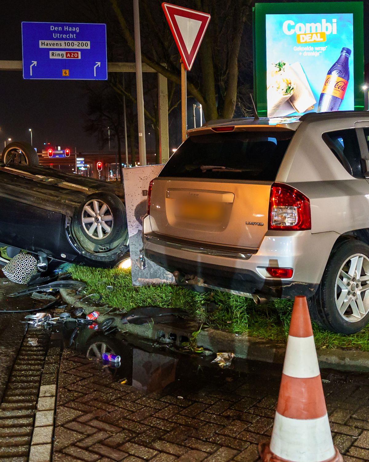 Auto over de kop bij botsing - Rijnmond