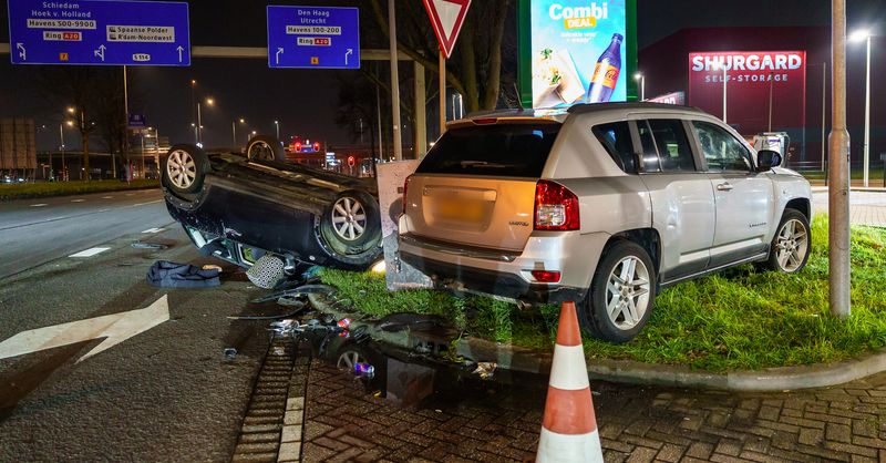 Auto over de kop bij botsing - Rijnmond