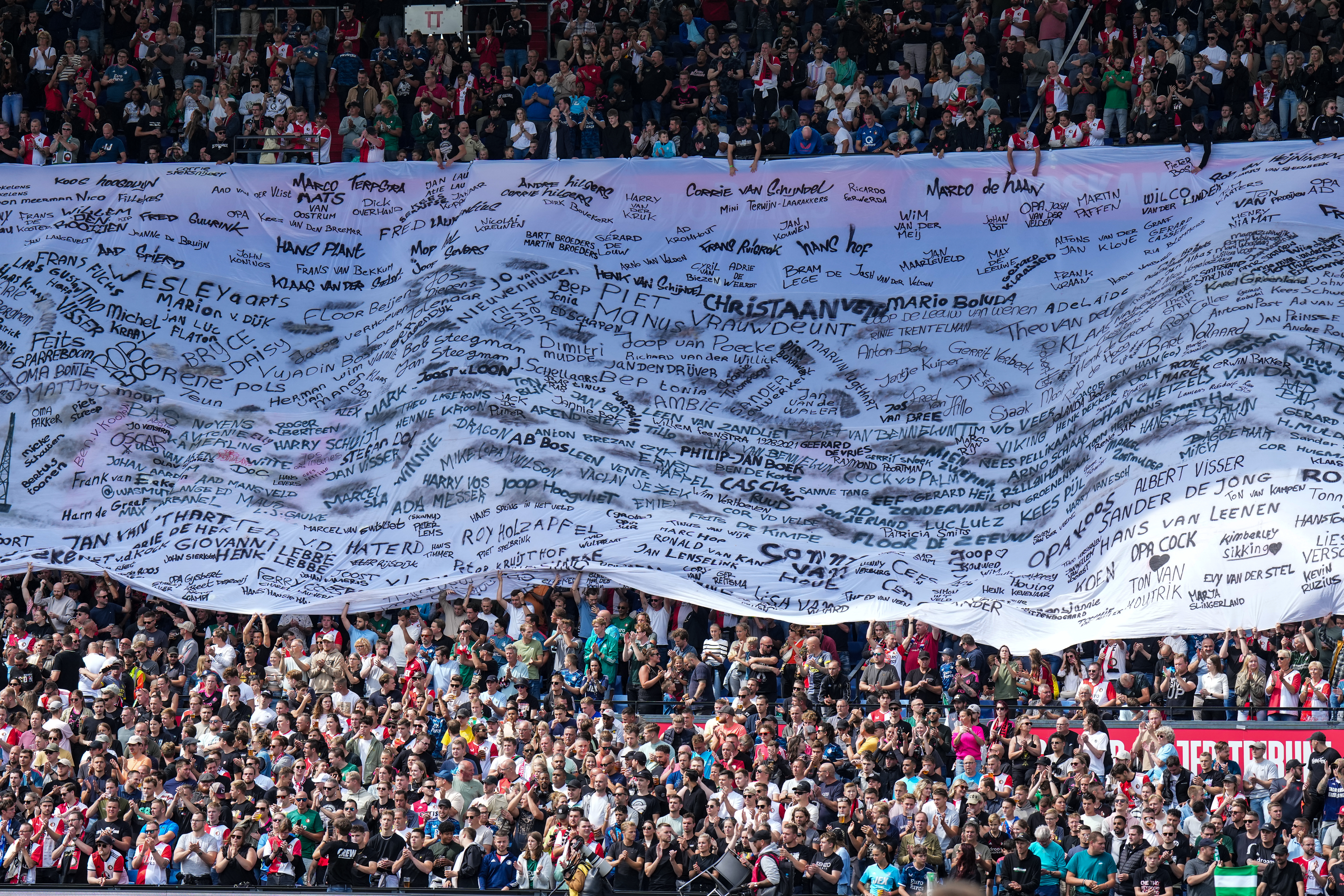Reünie met een lach en een traan, oud-spelers van Feyenoord praten over ...