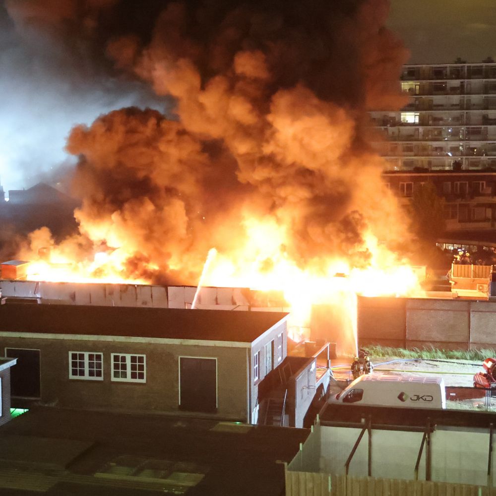 NL-Alert en tientallen evacuaties: veel rook bij grote brand op ...