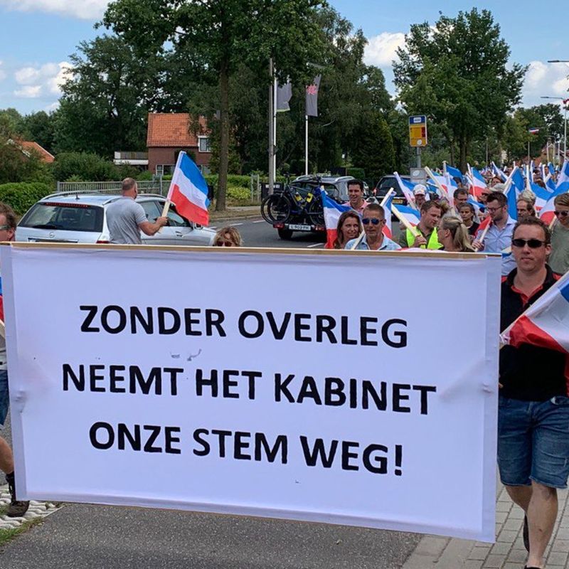 Protestmars met honderden actievoerders tegen komst azc in Albergen - Oost