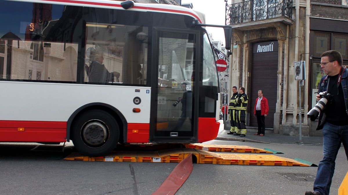 Veolia-bus rijdt slang kapot - L1