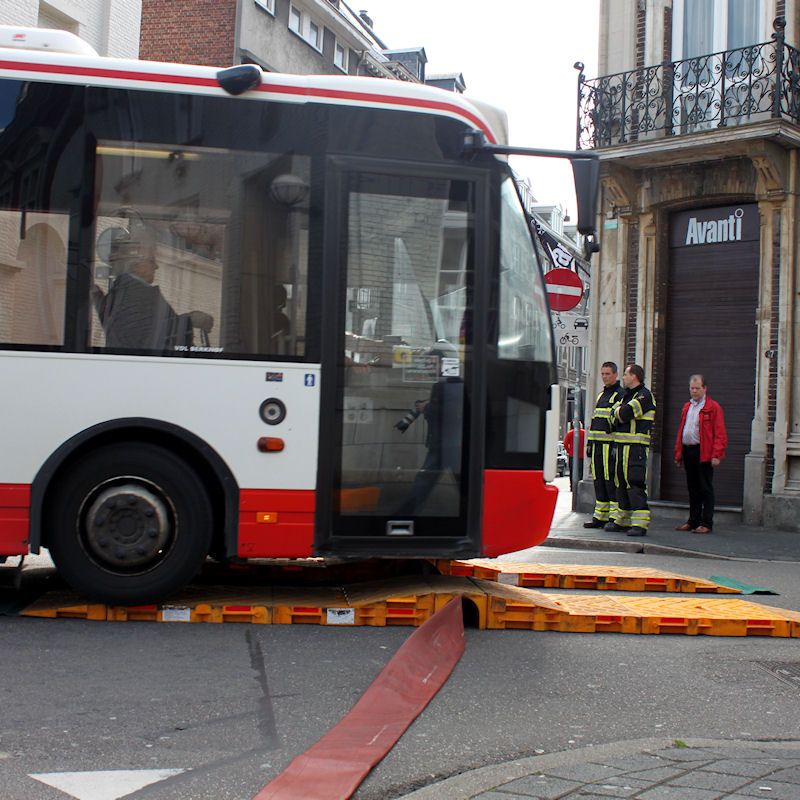 Veolia-bus rijdt slang kapot - L1