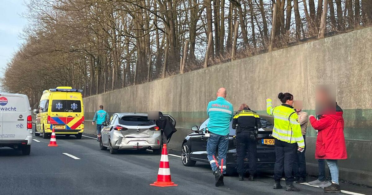 File op A28 bij Fluitenberg na ongeluk tussen twee automobilisten - RTV Drenthe