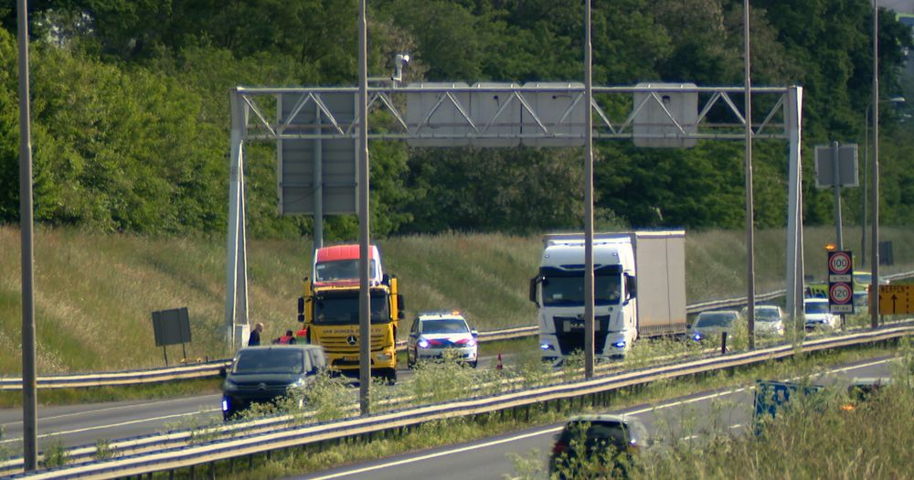 Lange file op A2 na ongeval: twee rijstroken dicht - L1 Nieuws