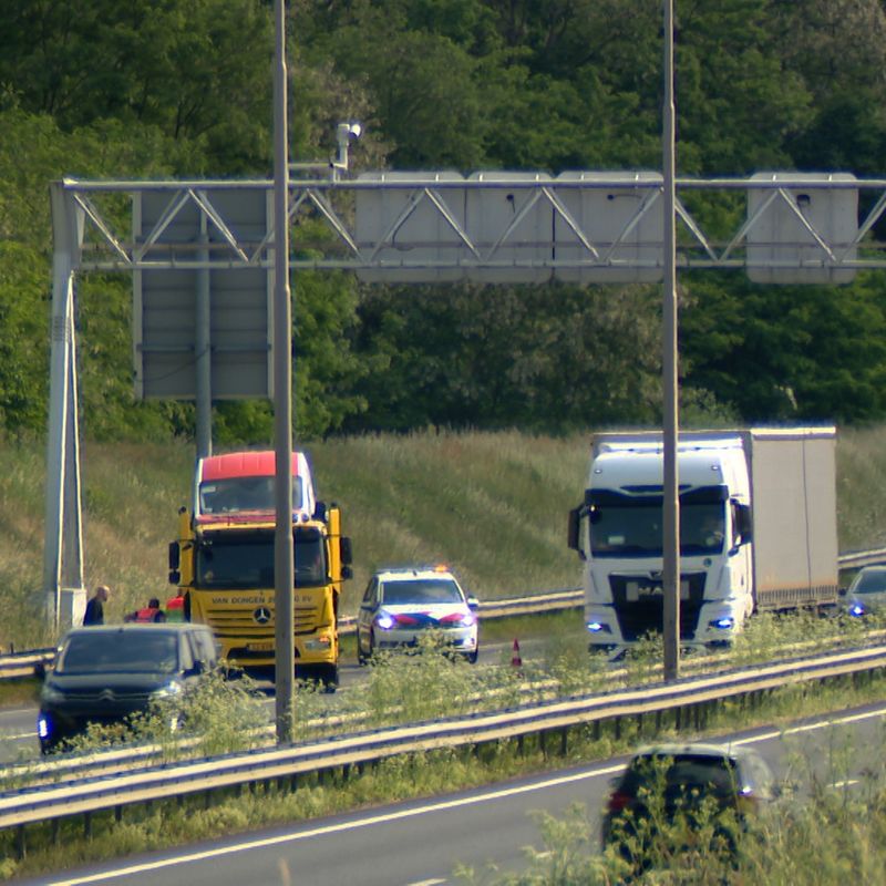 Lange file op A2 na ongeval: twee rijstroken dicht - L1 Nieuws