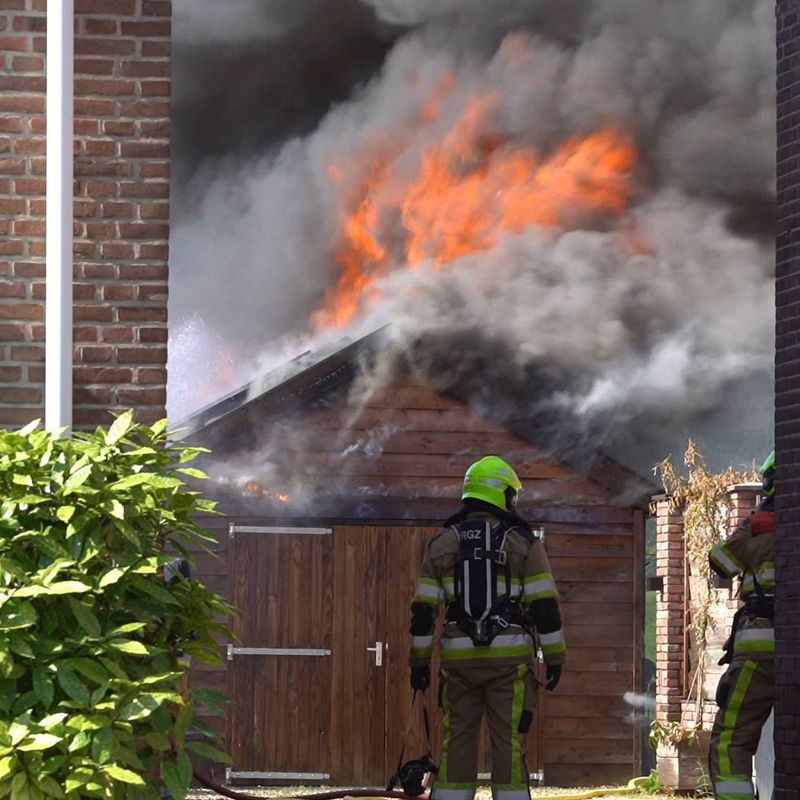 Uitslaande brand in schuur achter woning - Omroep Gelderland