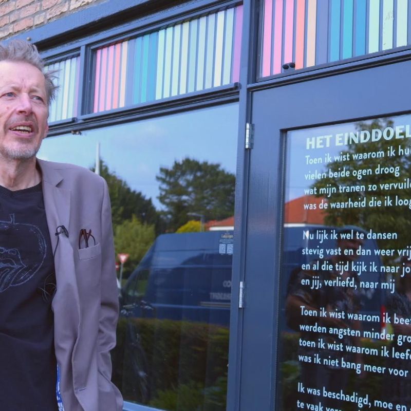 Confronterend gedicht Jan Rot vereeuwigd op het raam van theater - Rijnmond