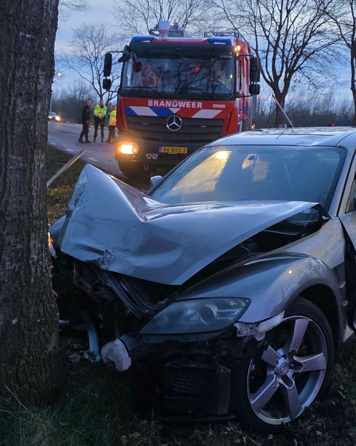 Auto klapt op boom in Meppel, bestuurder gewond - RTV Drenthe