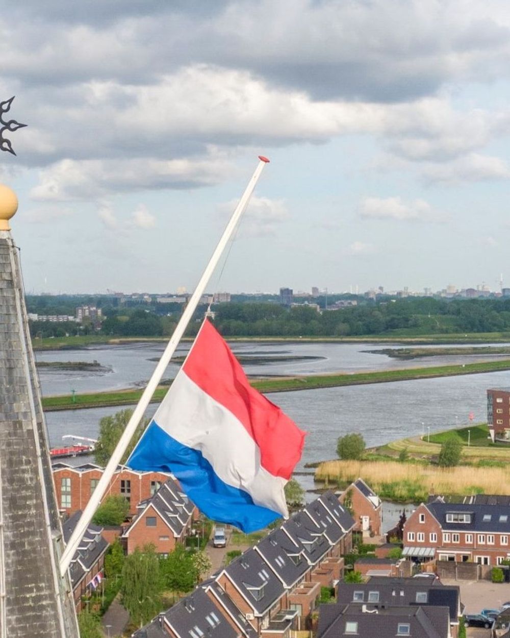 Vlaggen halfstok en molens in rouwstand: Alblasserdam neemt afscheid ...