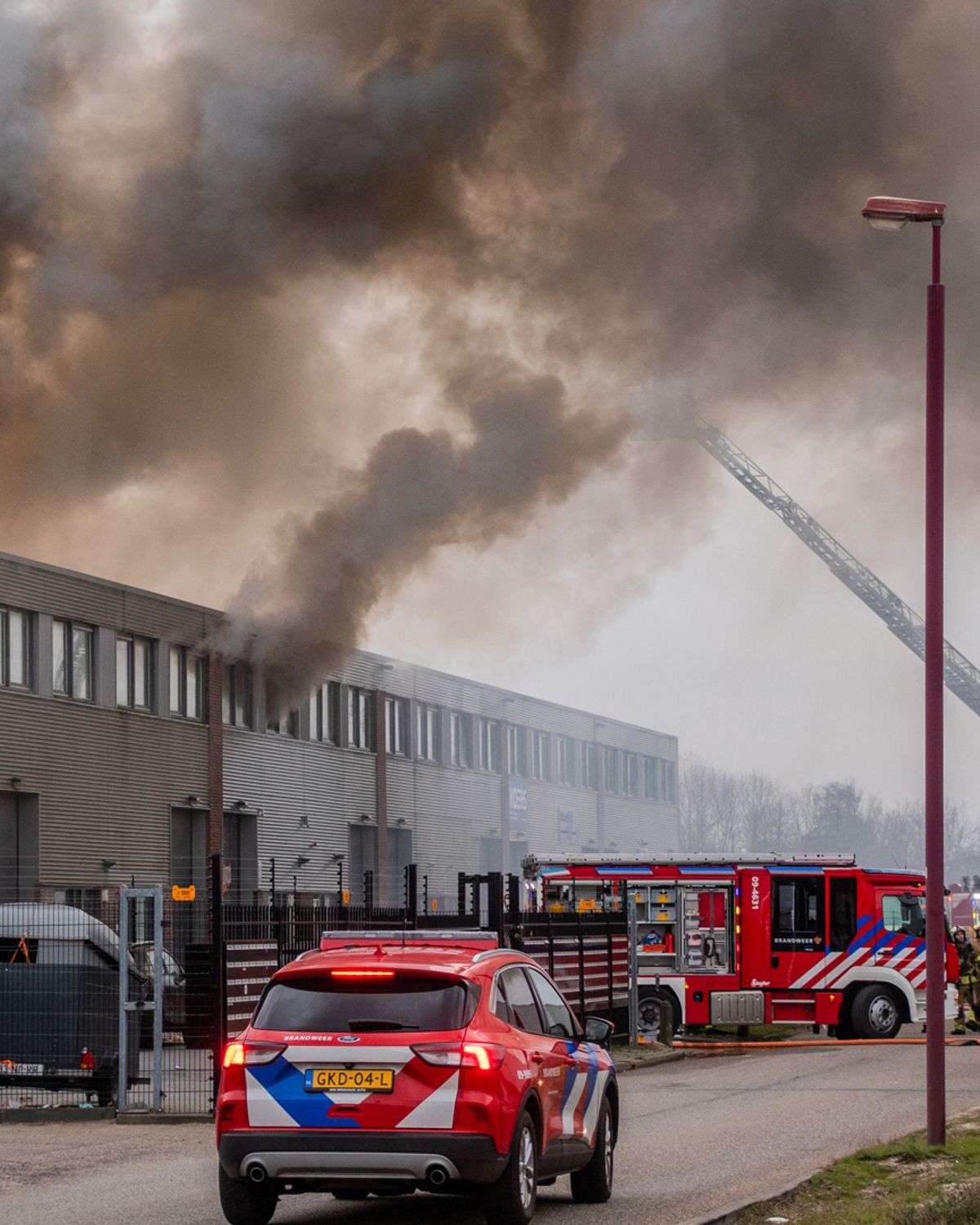 Veel schade na grote brand in bedrijfspand Nieuwegein, brandweer uren ...