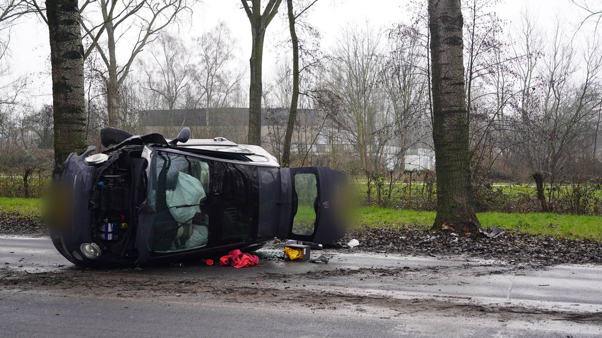 Auto vliegt uit de bocht en omstanders schieten te hulp - Omroep Gelderland