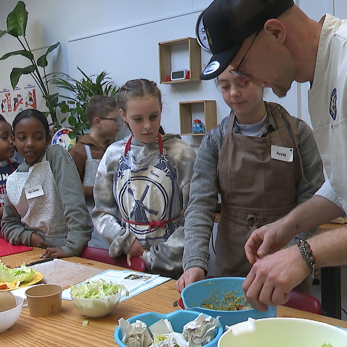 Chef-kok geeft leerlingen tips voor gezond koken: 'Je moet weten wat je ...