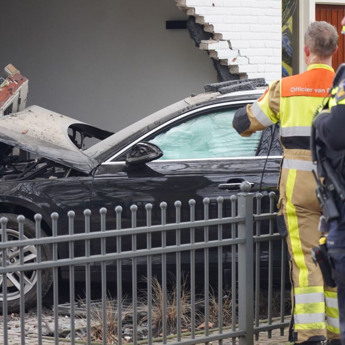 Auto rijdt woning binnen - Omroep Gelderland