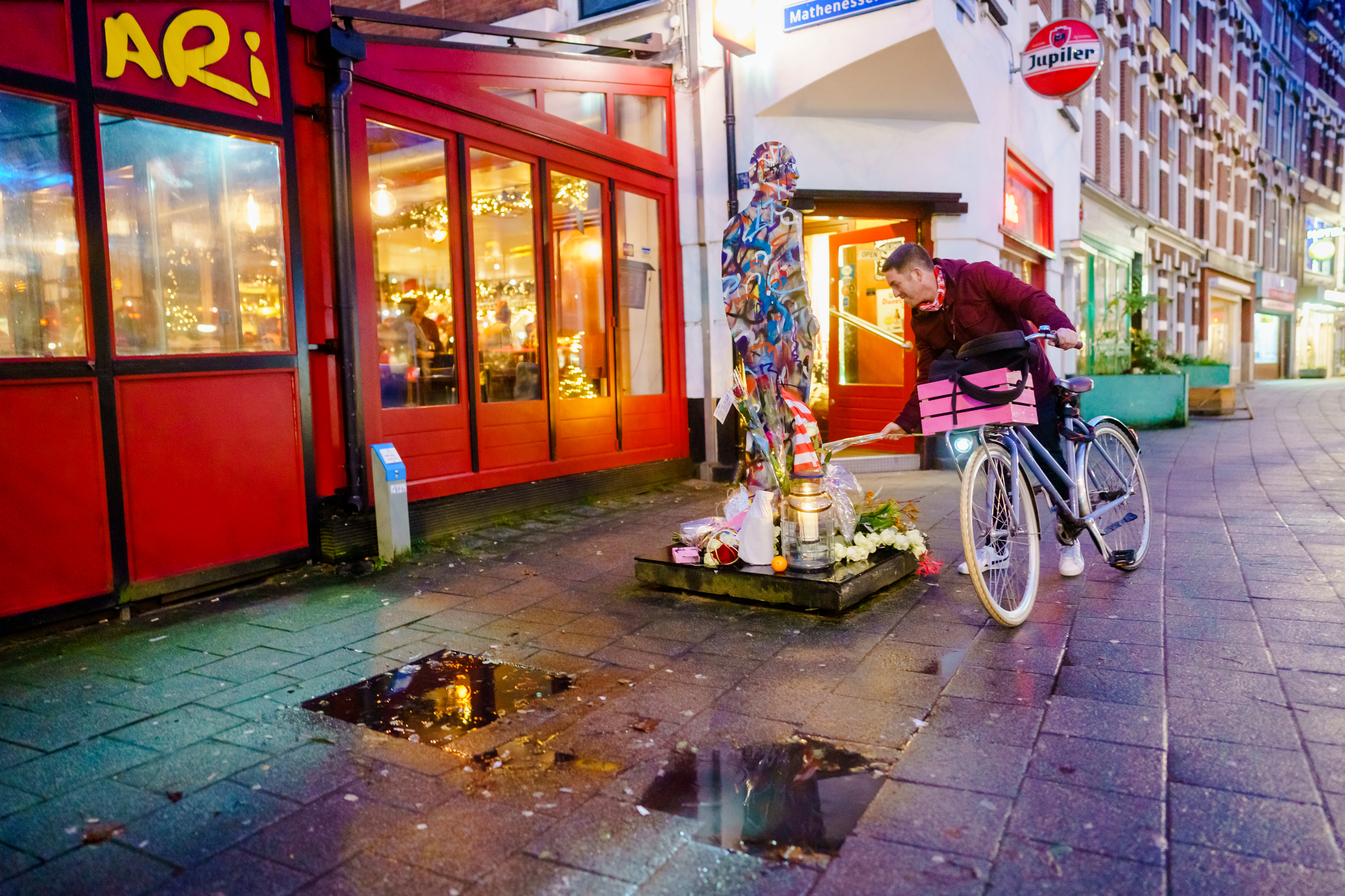 Café Ari, de legendarische stamkroeg van Jules Deelder, is failliet ...
