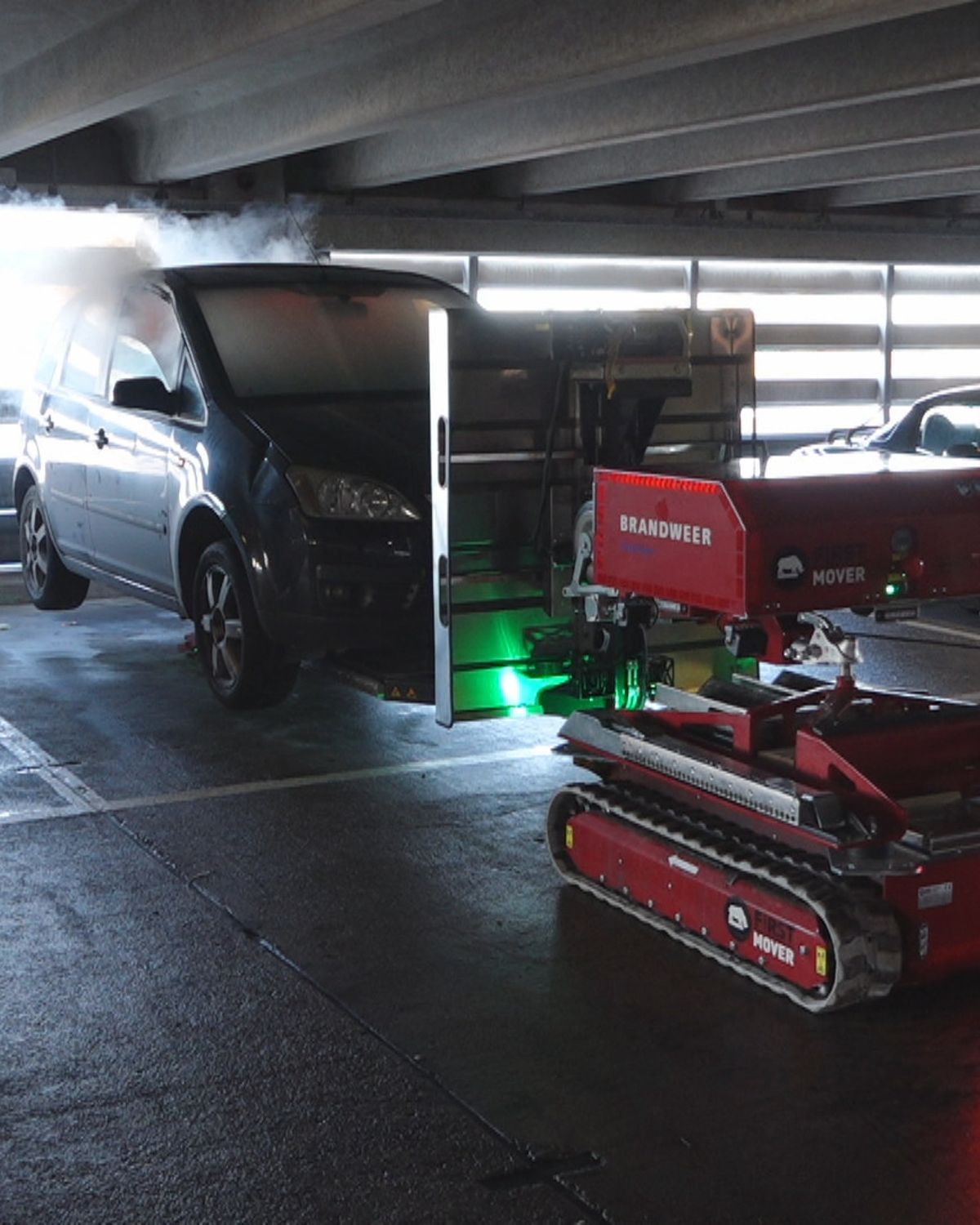 Brandweer heeft nieuw wapen tegen branden in elektrische auto's ...