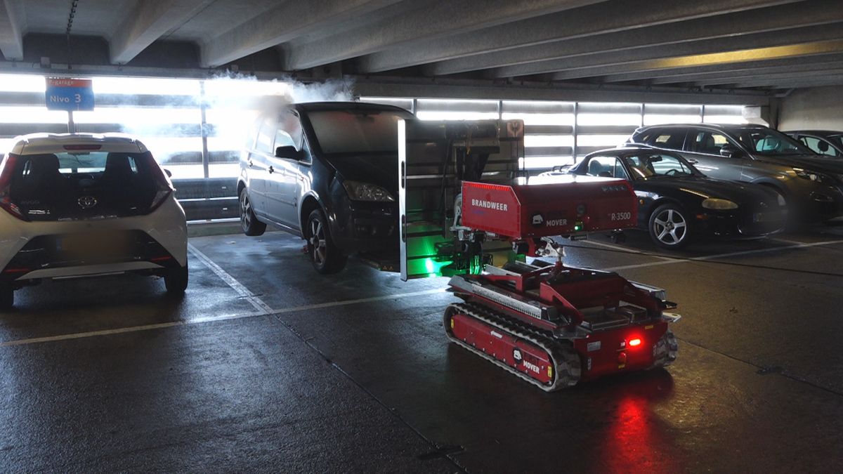 Brandweer heeft nieuw wapen tegen branden in elektrische auto's ...