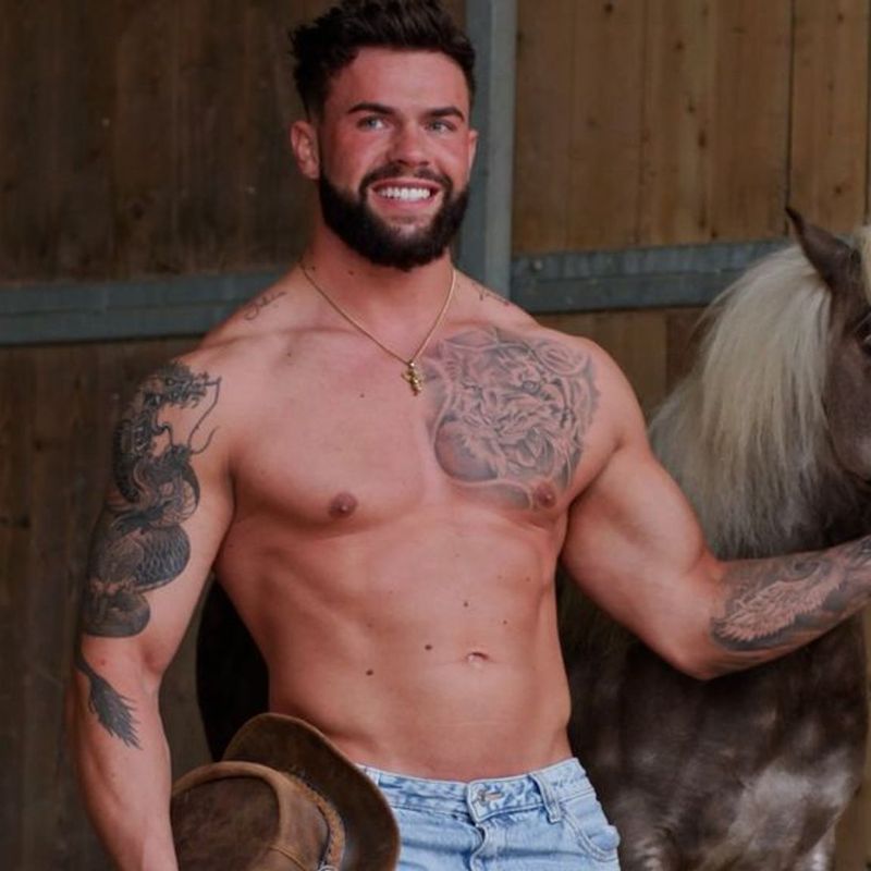 Ramon en Robin stralen op Horse & Hunk-kalender - Omroep Gelderland
