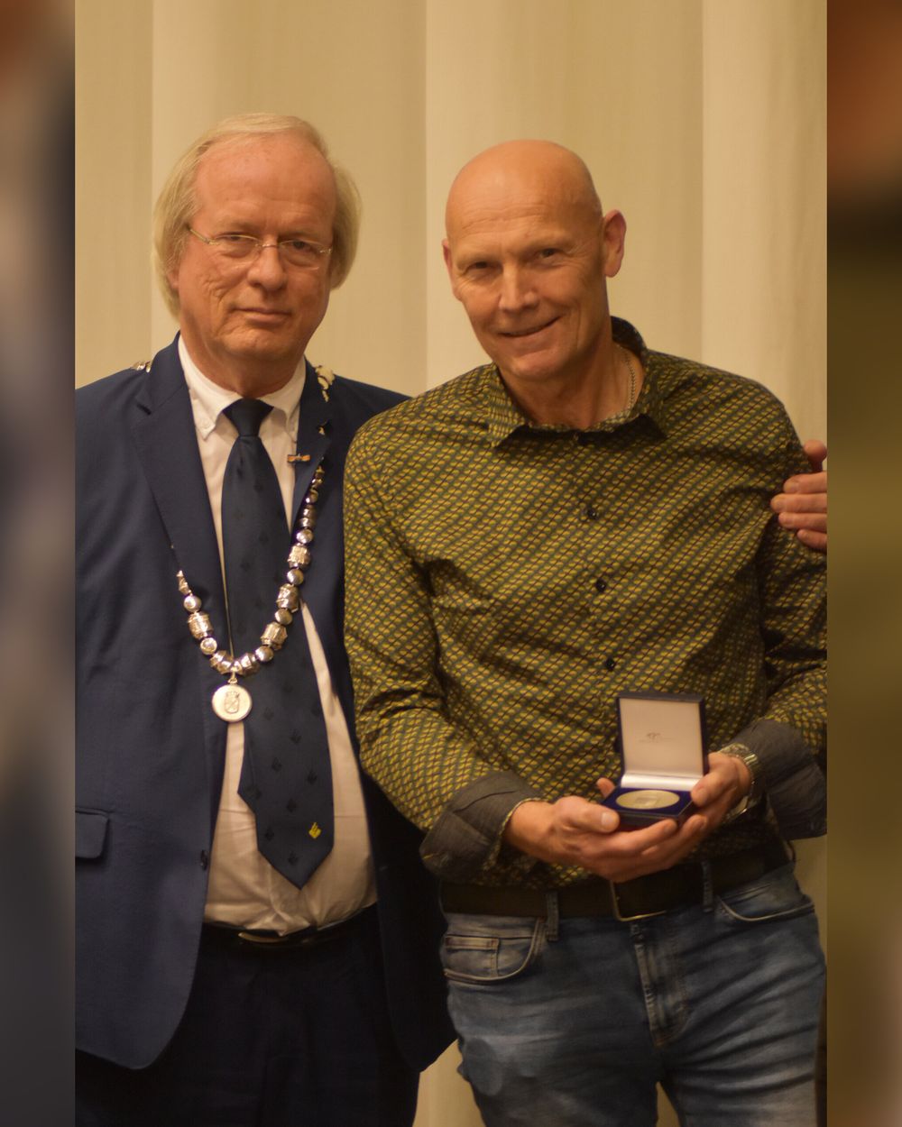 Raadslid Jan Puper bij afscheid benoemd tot ereburger van gemeente ...