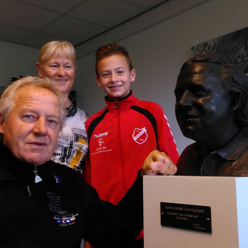 Volkszanger Koos Alberts krijgt eigen bronzen beeld in Hierden - Omroep ...